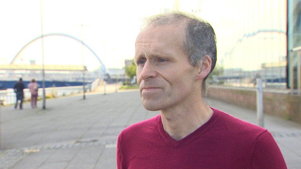 Asylum claim targets 'being missed by eight weeks' - BBC News