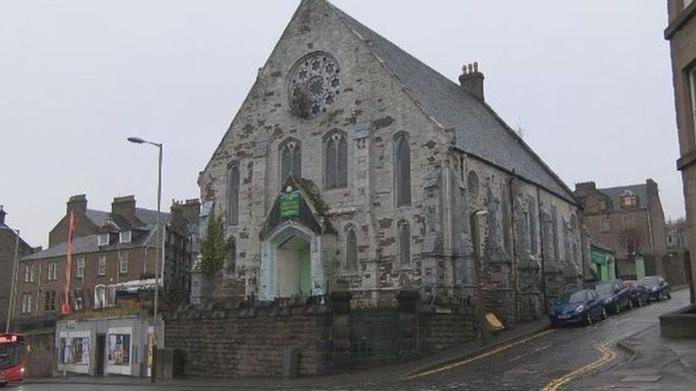 Man's 'bizarre' mosque rampage caught on CCTV - BBC News