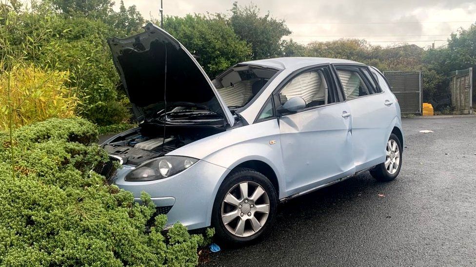 Belfast: Man treated in hospital after gas explosion in car - BBC News
