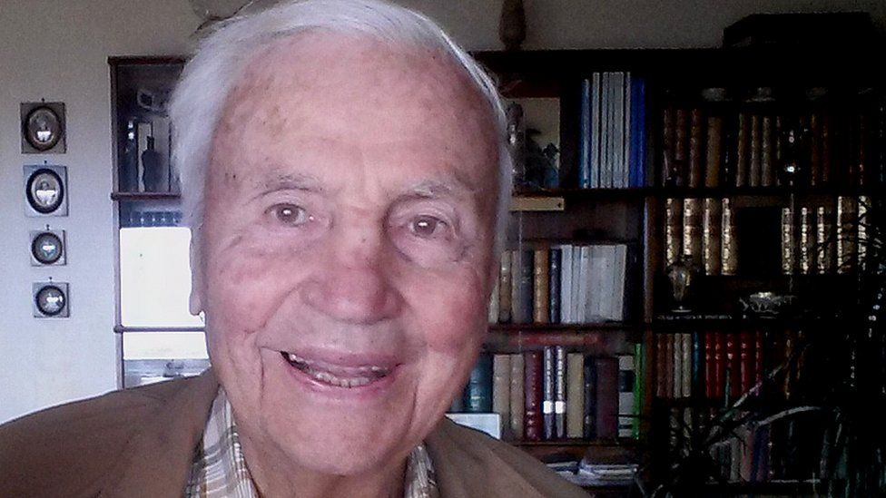 Entebbe pilot Michel Bacos who stayed with hostages dies - BBC News