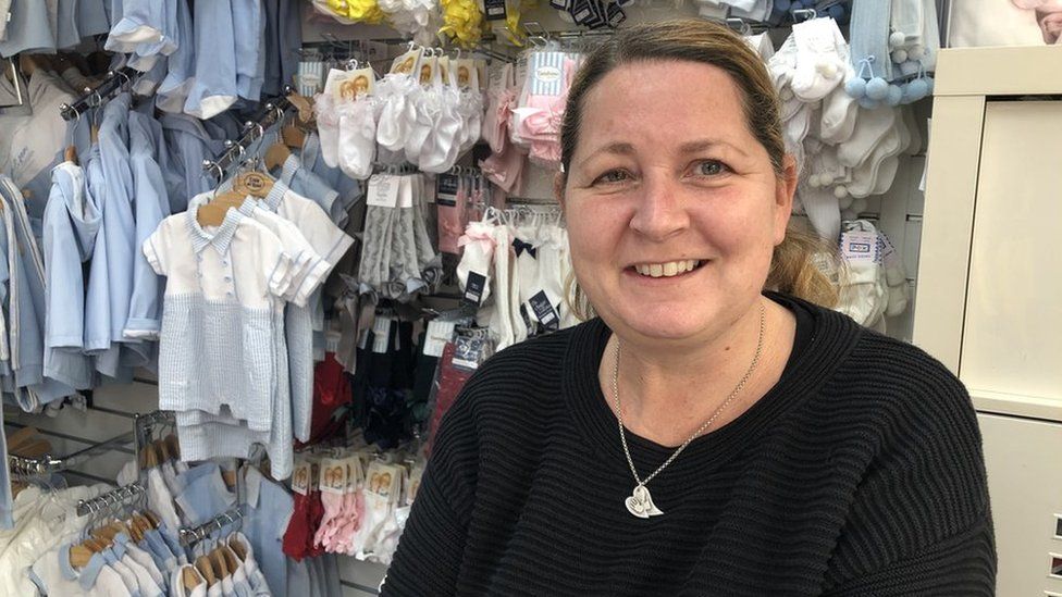 Busnesau bach am gael help llaw gan y Canghellor - BBC Cymru Fyw