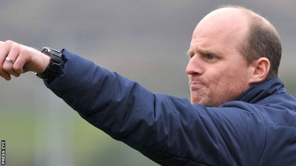 Warrenpoint's Barry Gray named manager of month - BBC Sport