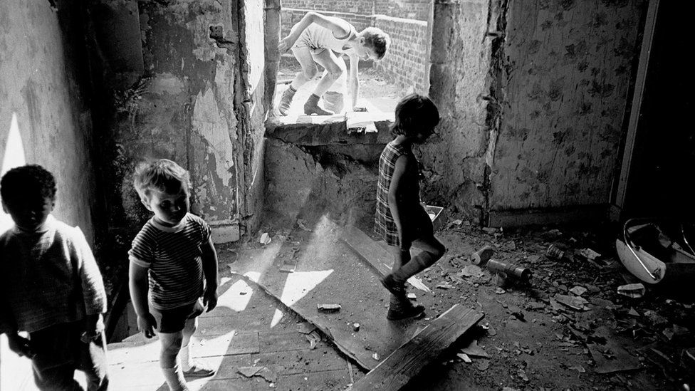 Do you know the people in these pictures of tenement life? - BBC News