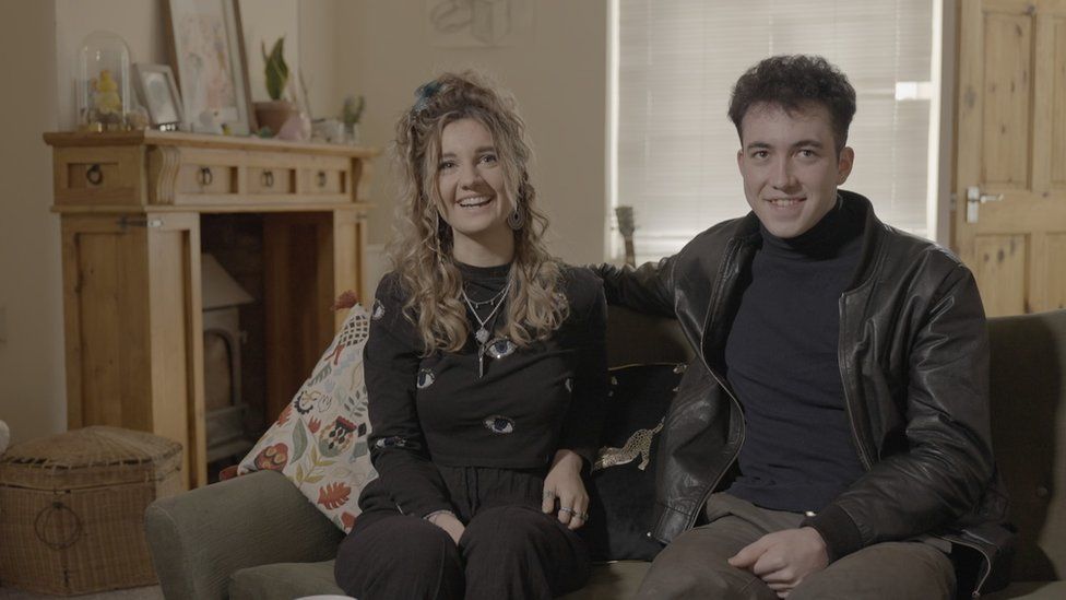 Cân i Gymru 2022: Pwy sydd yn cystadlu eleni - BBC Cymru Fyw