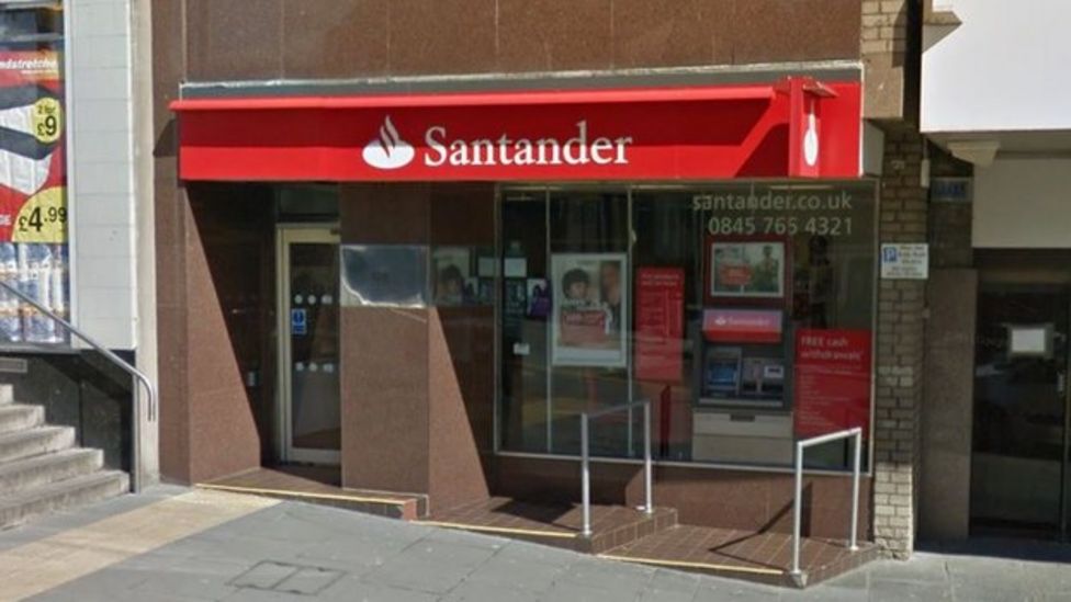 Dundee bank manager embezzled £90,000 from own branch - BBC News