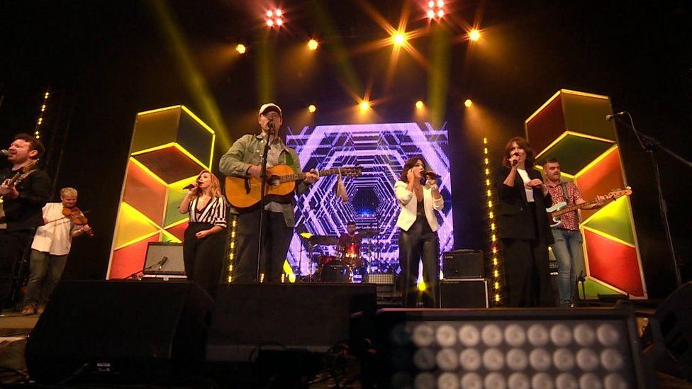 Eisteddfod: Bryn Fôn ar lwyfan Maes B gyda Bwncath - BBC Cymru Fyw