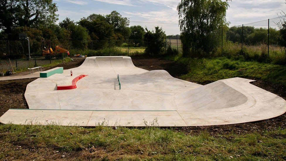 'Our kids love Haslingfield's £110k skate park replacement' - BBC News