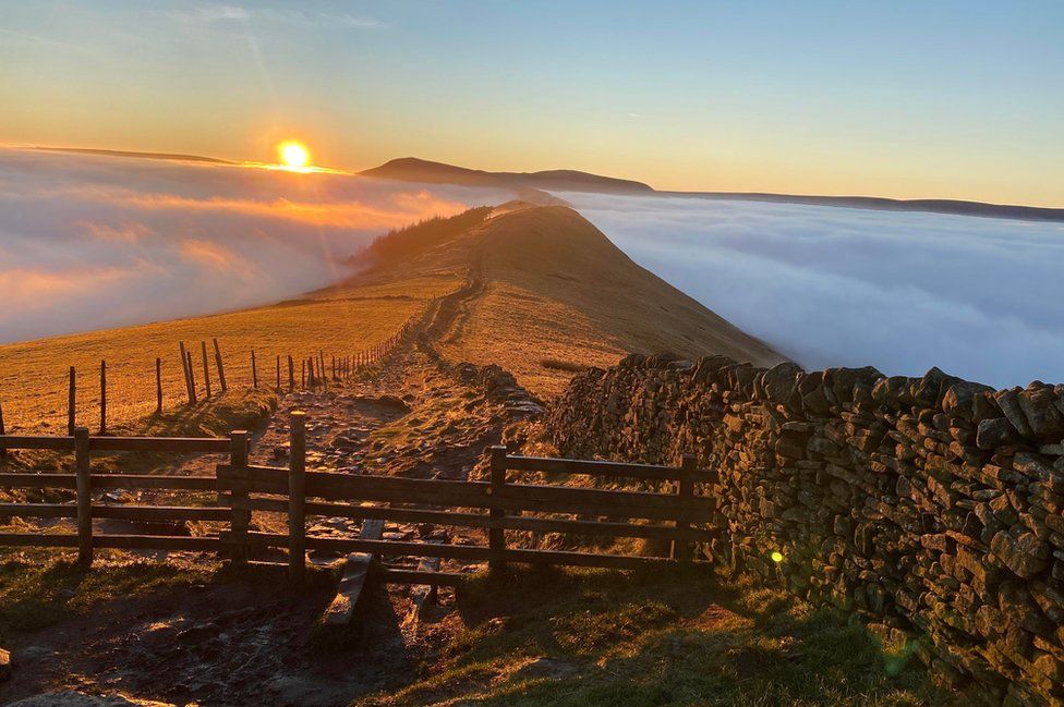 Peak District walkers spot spectacular cloud inversions - BBC News