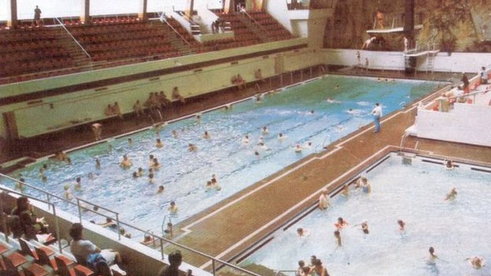 Summerland fire: Survivor returns for 45th anniversary - BBC News