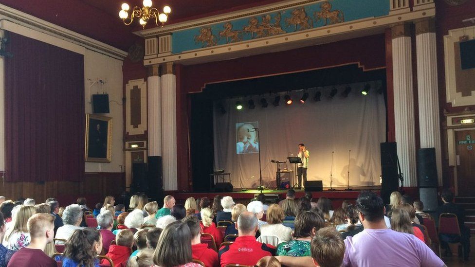 Urdd: Gweddïo dros gyd-ddyn oedd un o negeseuon yr oedfa - BBC Cymru Fyw