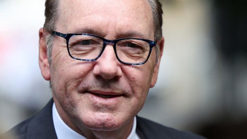 Sir Elton John gives evidence in Kevin Spacey trial - BBC News