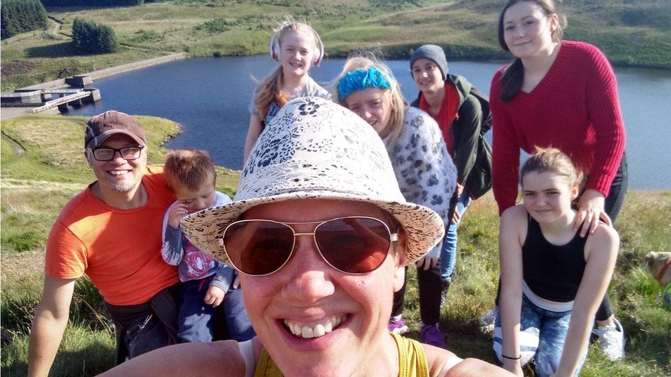 Pam bod mwy o fenywod yn ymarfer corff yn y cyfnod clo? - BBC Cymru Fyw