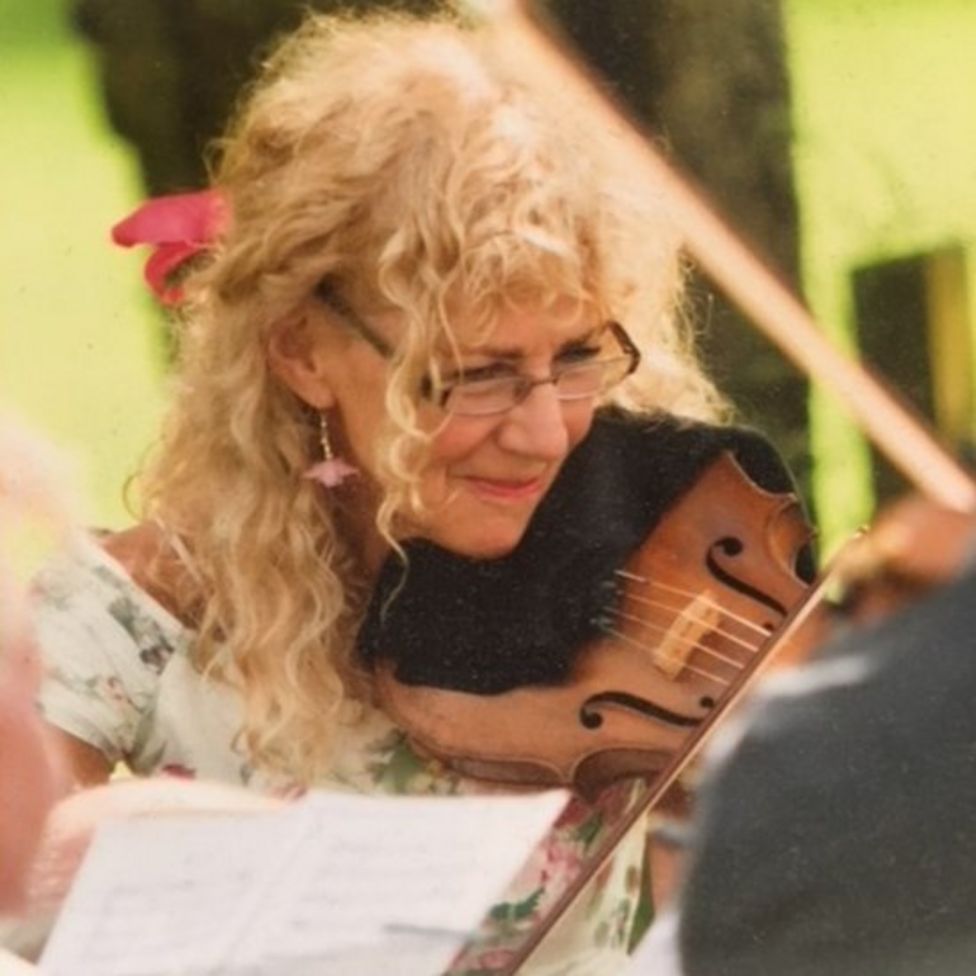 Musician Fiona West reunited with stolen viola - BBC News