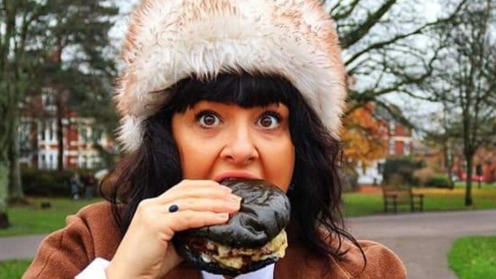 Llyfr ryseitiau sy'n defnyddio sbarion yn ennill gwobrau - BBC Cymru Fyw