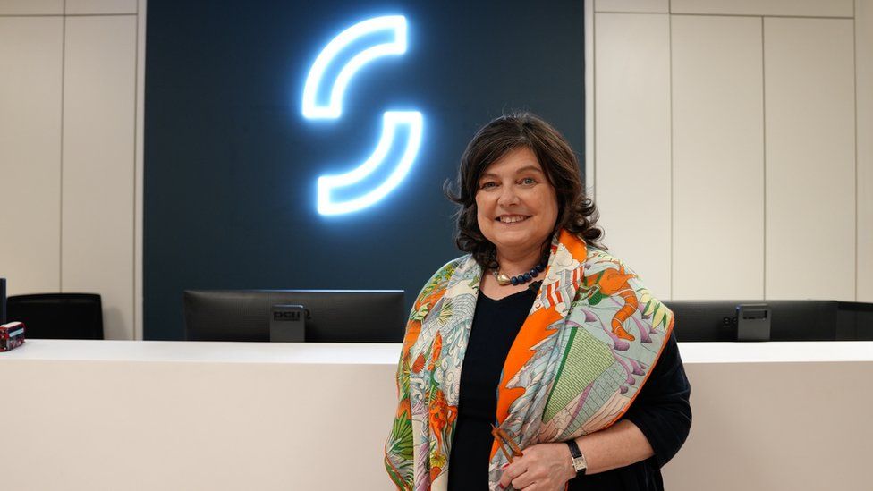 Pennaeth Starling Bank, y Gymraes Anne Boden, i adael - BBC Cymru Fyw