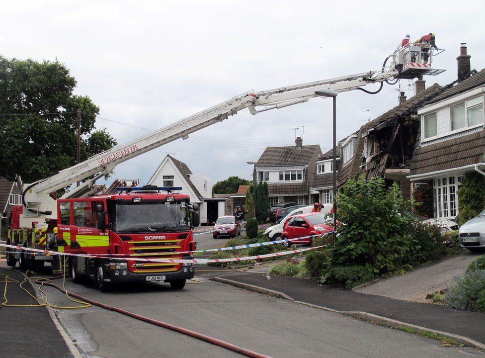 Derbyshire explosion: Neighbour tried to save couple - BBC News