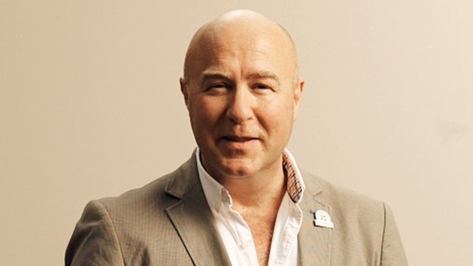 Isaac Newton apple tree saplings auction raises more than £30k - BBC News