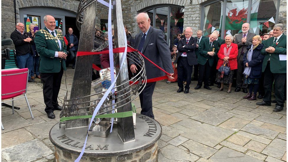 Dadorchuddio cerflun yn Llanymddyfri i ddathlu Williams Pantycelyn ...