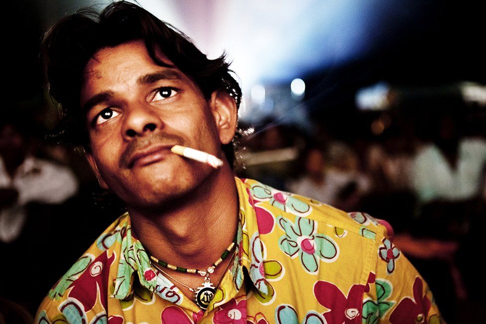 The avid watchers of India's old school travelling cinemas - BBC News