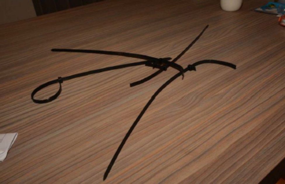 Portland Tiara theft: Plastic bag 'blew case open' - BBC News