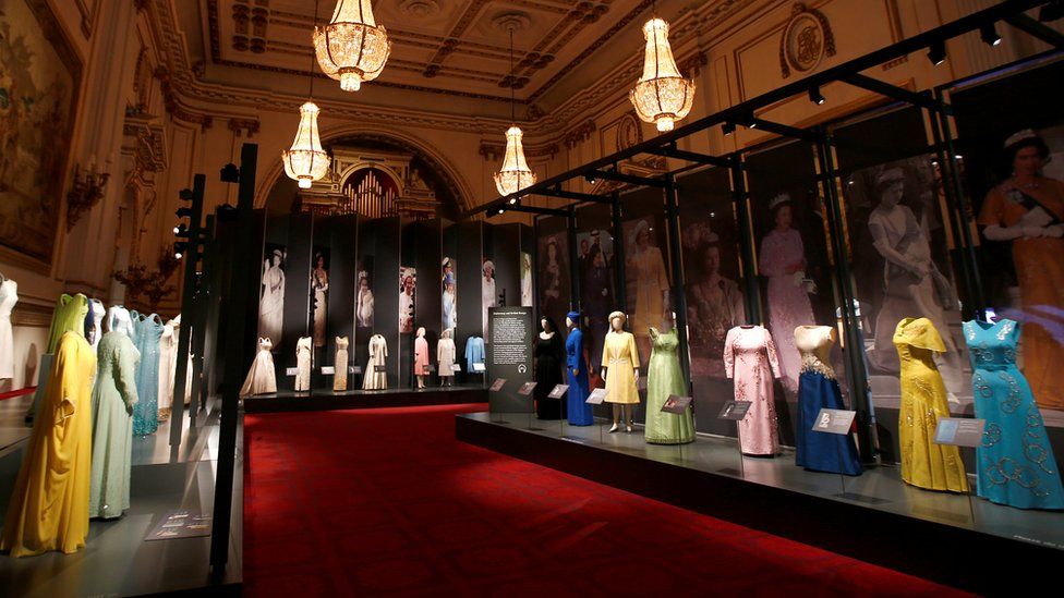 In Pictures: 90 years of The Queen's Wardrobe - BBC News