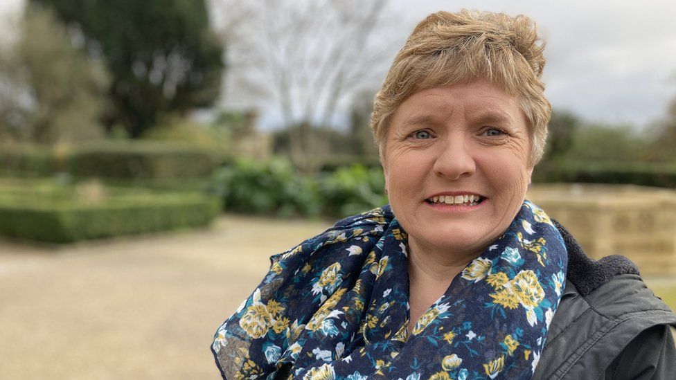 Cymorth iechyd meddwl i bobl fyddar 'ddim yn ddigon da' - BBC Cymru Fyw