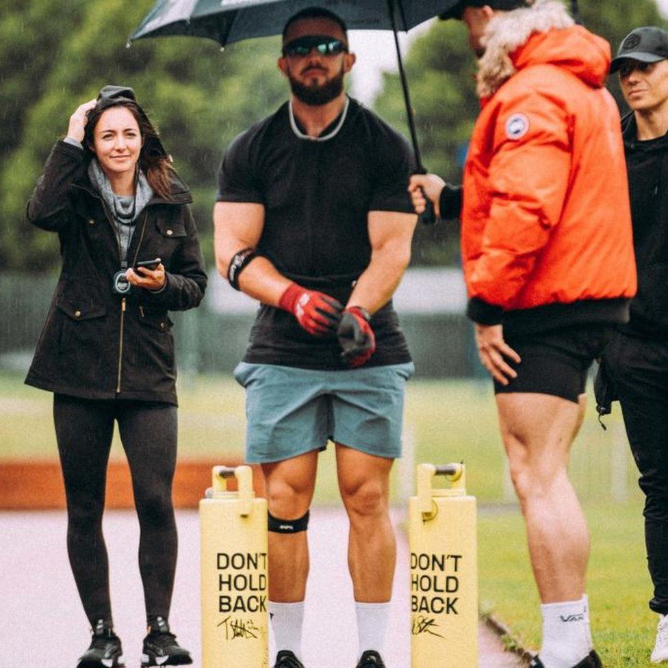 Testicular cancer: Personal trainer breaks weights record after scare ...