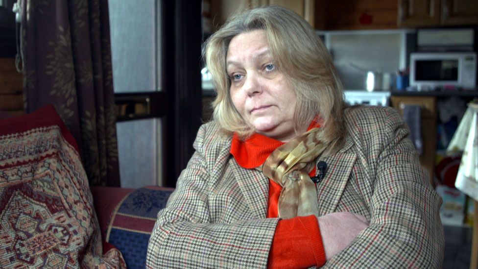 Apology demanded for gypsy traveller 'Tinker Experiment' - BBC News