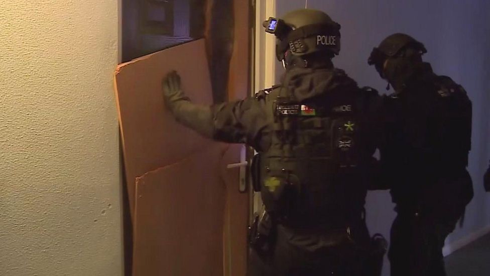 County lines: Drug dealers 'pretend to be uni students' - BBC News