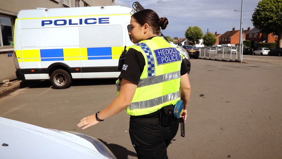 Peilota cynllun profi Covid-19 i swyddogion Heddlu'r De - BBC Cymru Fyw