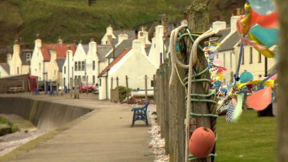 Local Hero village Pennan: Mixed reception for phone mast plan - BBC News