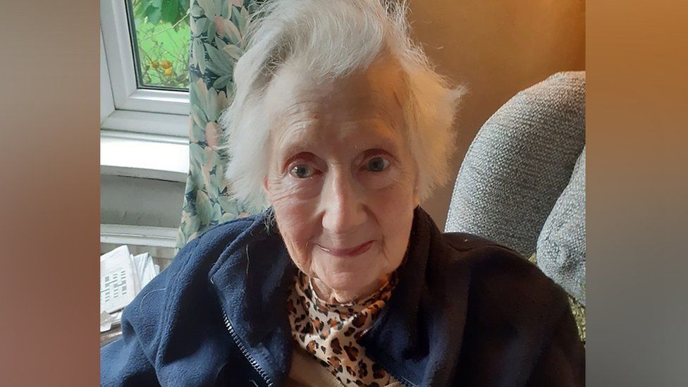 Stockport veteran marks 100th birthday with Gaza fundraiser - BBC News