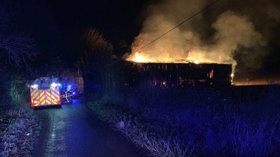 Fareham farm fire engulfs barn and 1,000 hay bales - BBC News