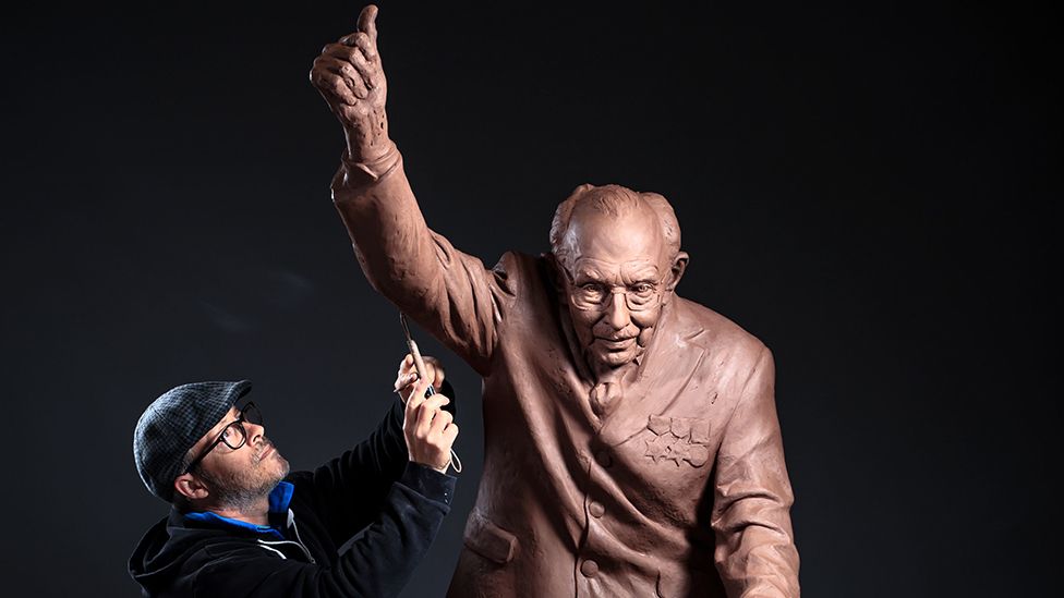 Captain Sir Tom Moore: Memorial vandalised with graffiti - BBC News