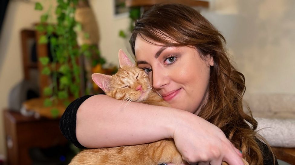 Support cat Zebby alerts deaf owner to phone calls - BBC News