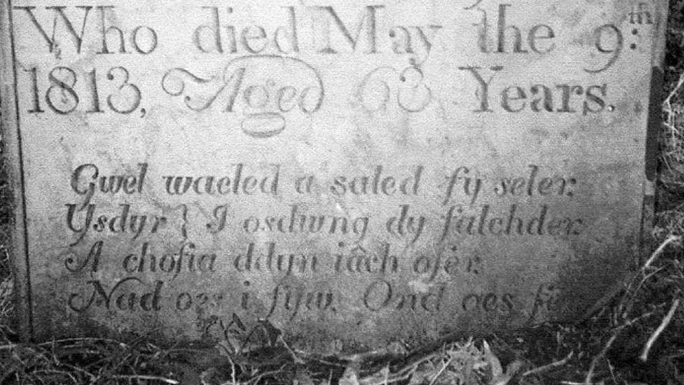 Achub englynion bedd gyda ‘shaving foam’! - BBC Cymru Fyw