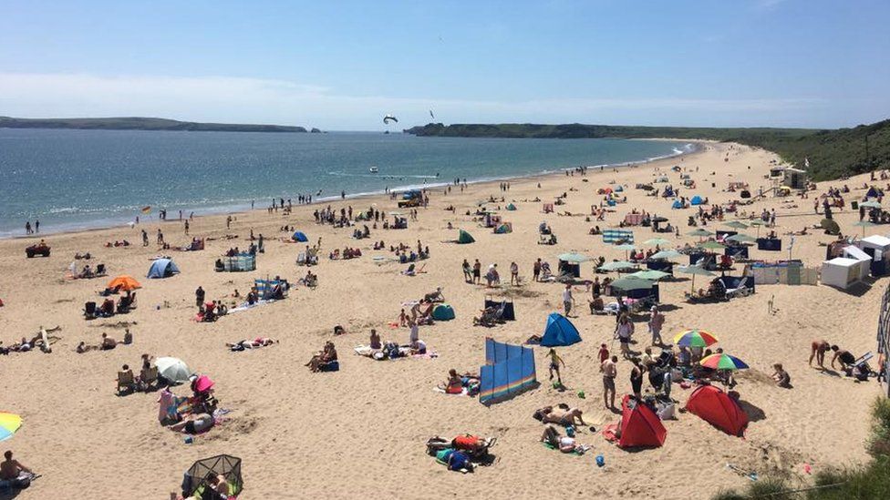 Temperatures rise as Wales basks in 'super sunny Sunday" - BBC News