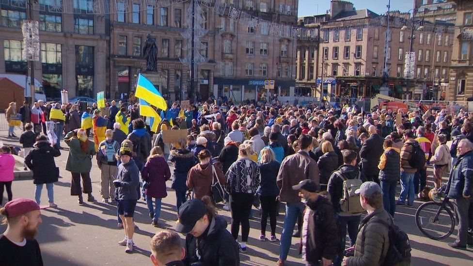 War in Ukraine: Scots protesters stand in solidarity - BBC News