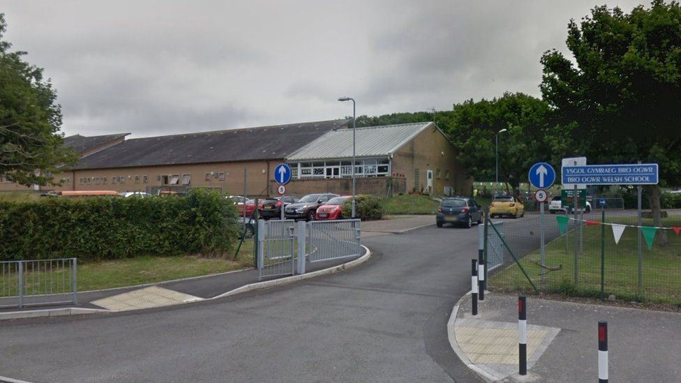 Beirniadu 'diffyg cynllunio' cyngor ar addysg Gymraeg - BBC Cymru Fyw