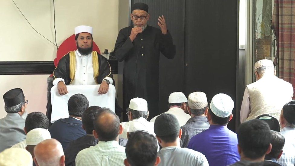 Worshippers flock to Harlow Mosque after arson attack - BBC News