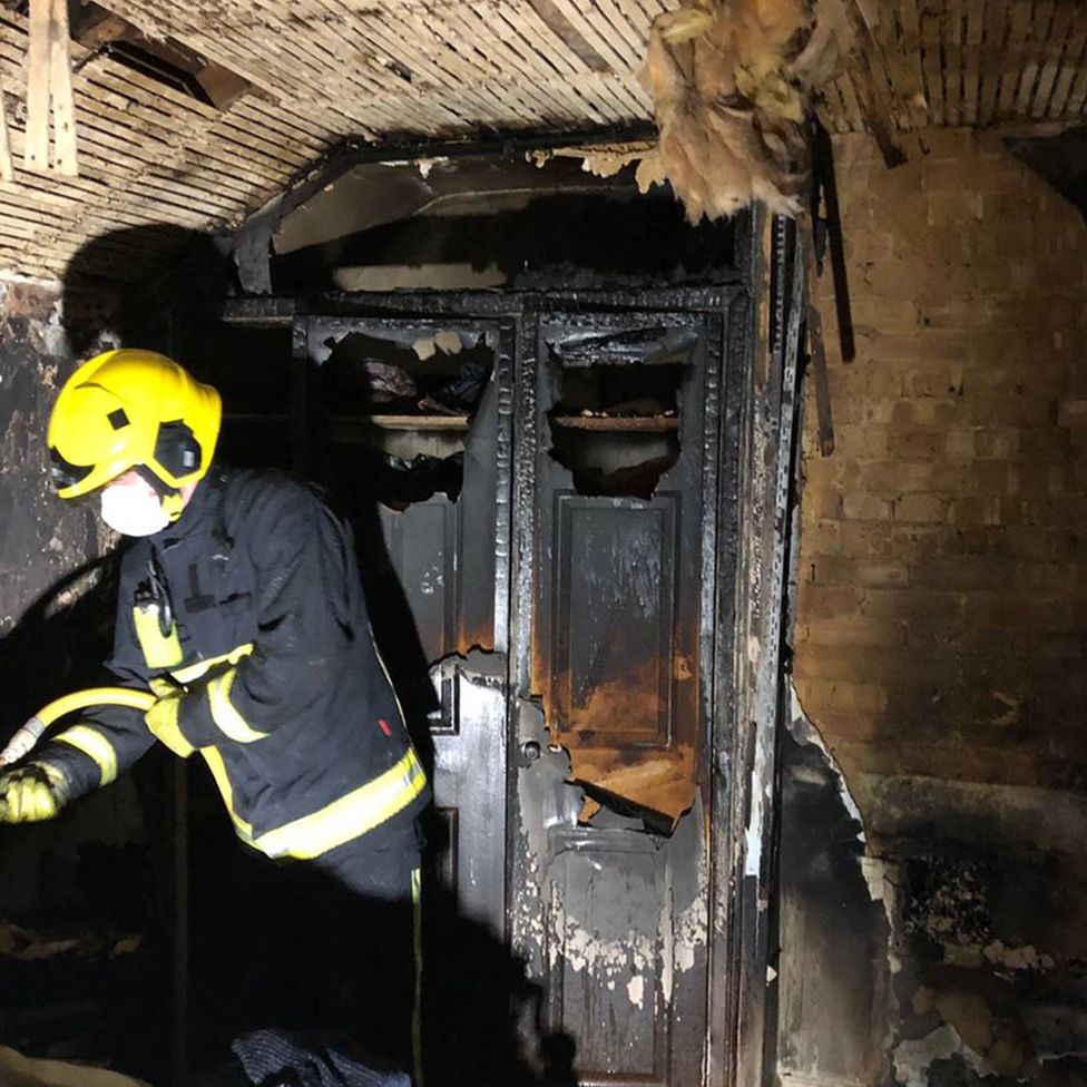 Three flea from bedroom house fire in Caversfield - BBC News