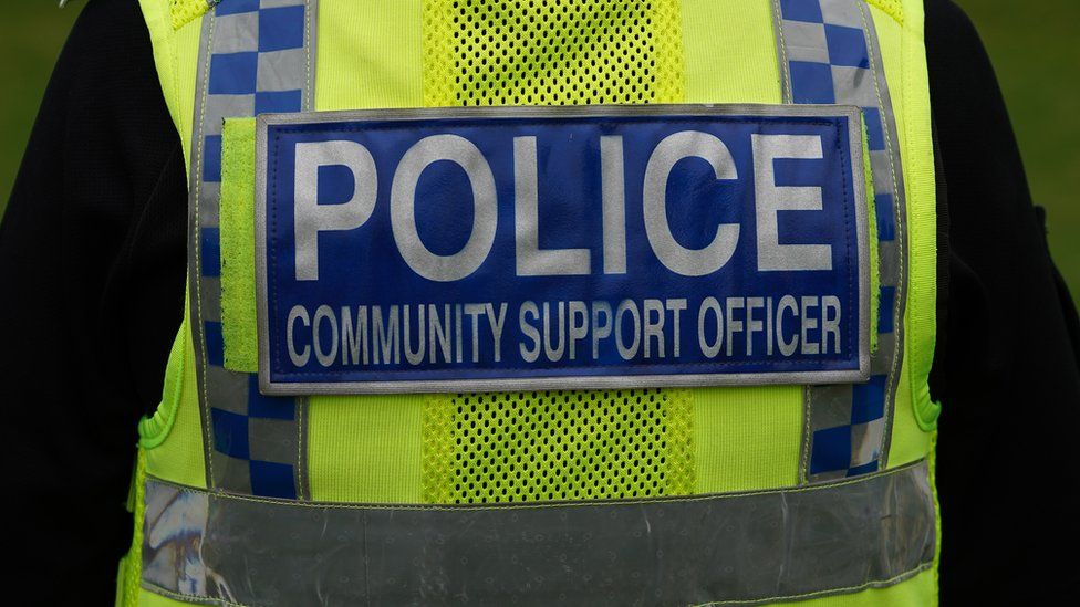 Thames Valley Police officer receives bravery award - BBC News