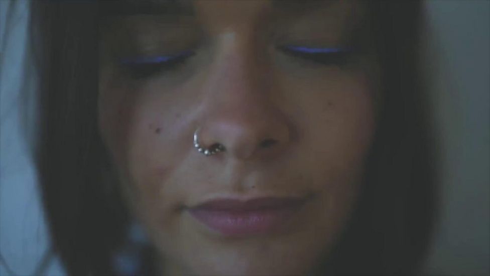 Singer Bessie Turner's crying selfie prompts talk plea - BBC News