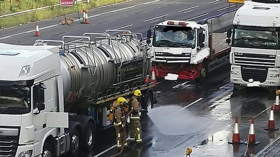 Cheshire tanker crash: M6 closed after 'major incident' - BBC News