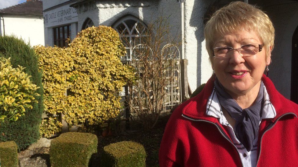 Teuluoedd Y Waun yn dwyn achos yn erbyn Kronospan - BBC Cymru Fyw