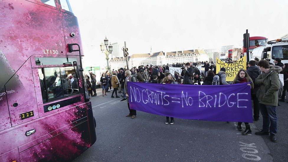 Student grant protest blocks Westminster Bridge - BBC News