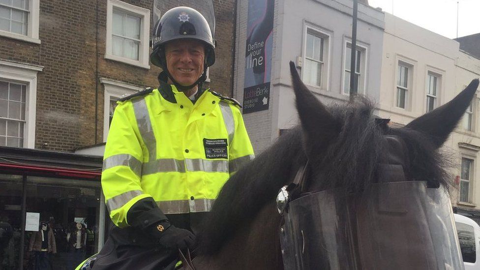 Met Police chief Hogan-Howe horse patrol at Chelsea-Arsenal - BBC News