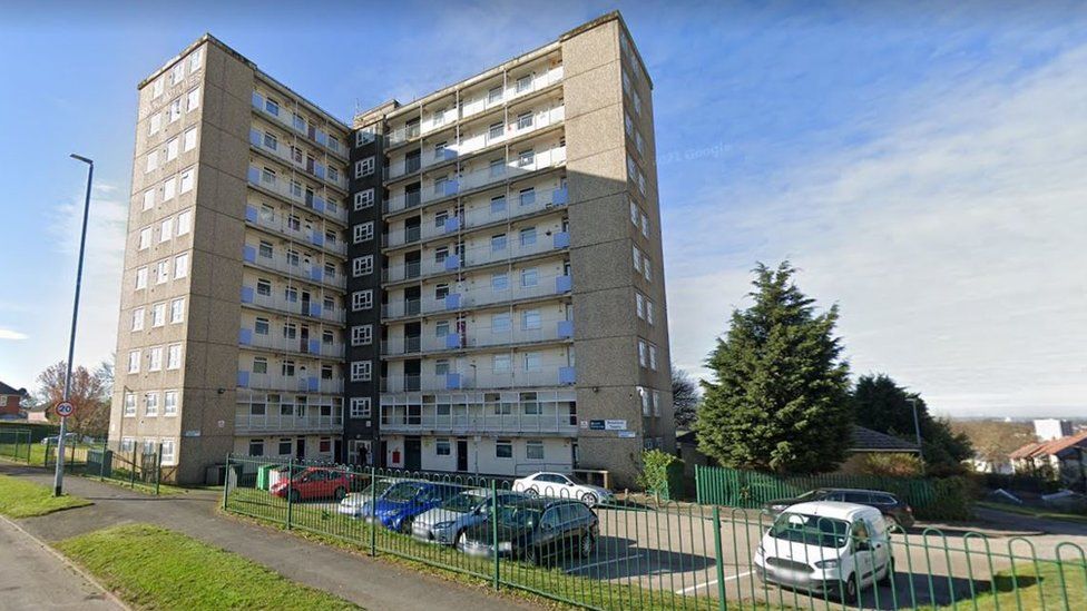 Leeds man dies after being found injured at flat - BBC News
