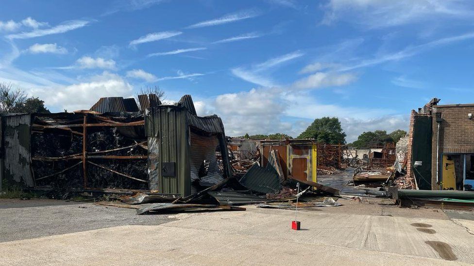 Mansfield: Clean-up promise at site of fire-hit clothing firm - BBC News