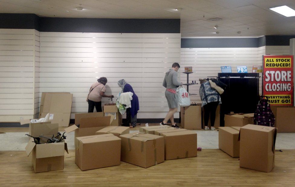 BHS closure: Last day at a British High Street stalwart - BBC News